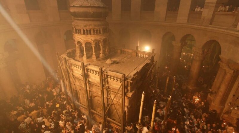 Miracolul care are loc an de an la Mormântul lui Iisus: Pogorârea ...