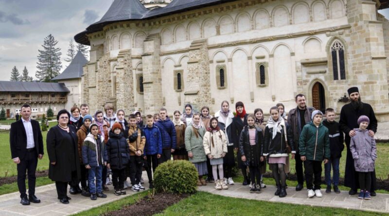 Elevi de la școlile cu predare în română din regiunea Cernăuți au vizitat Mănăstirea Putna ...